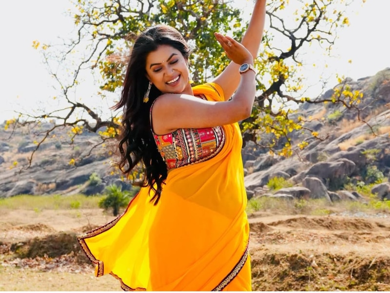 Bhojpuri Actress Dimple Singh Shared Photos In Yellow Saree Said It Is Important To Remain ...
