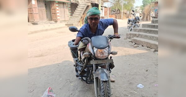 Devenchand Mahato divyang with one leg and one hand has become symbol ...