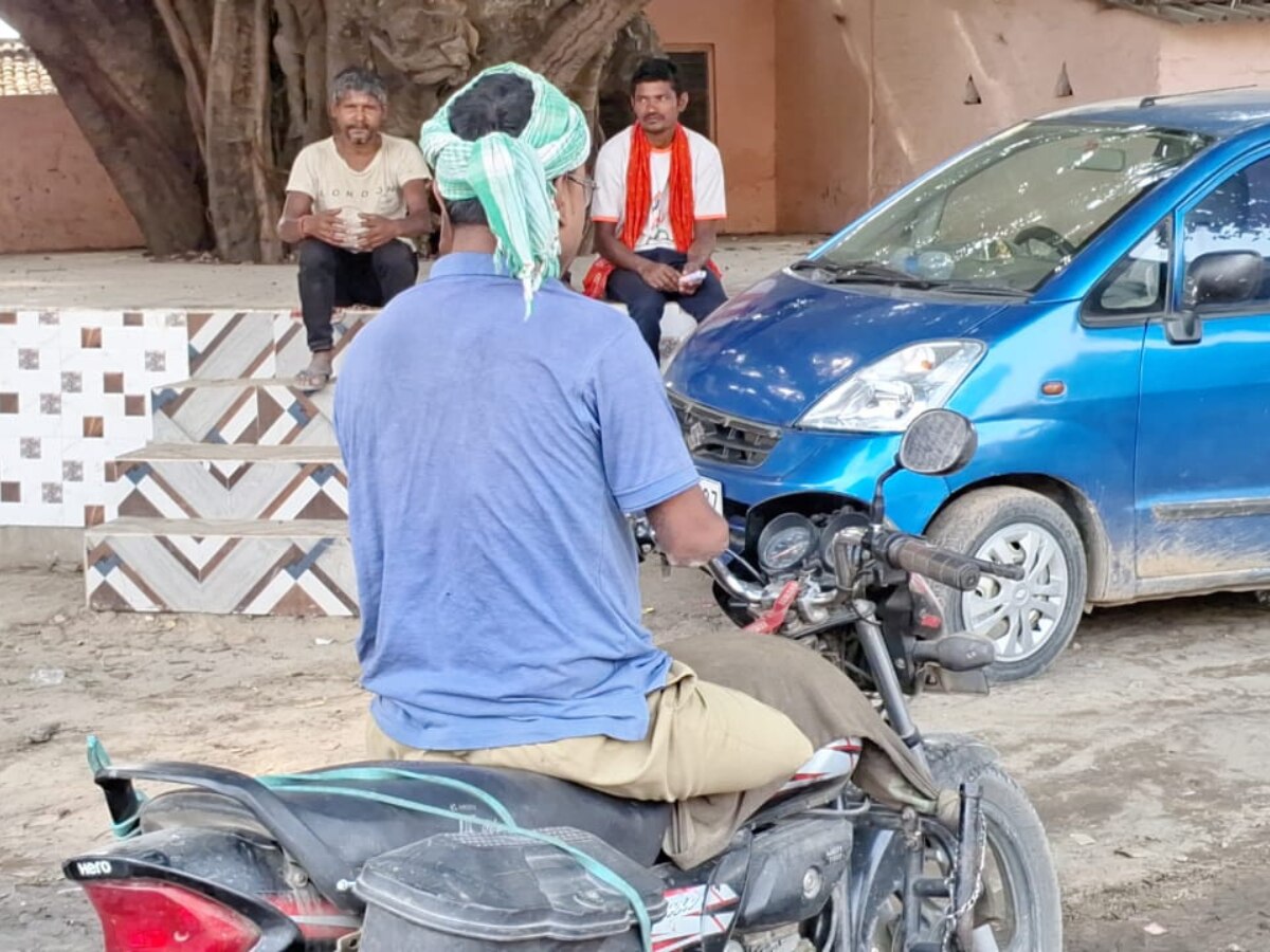 Devenchand Mahato divyang with one leg and one hand has become symbol ...