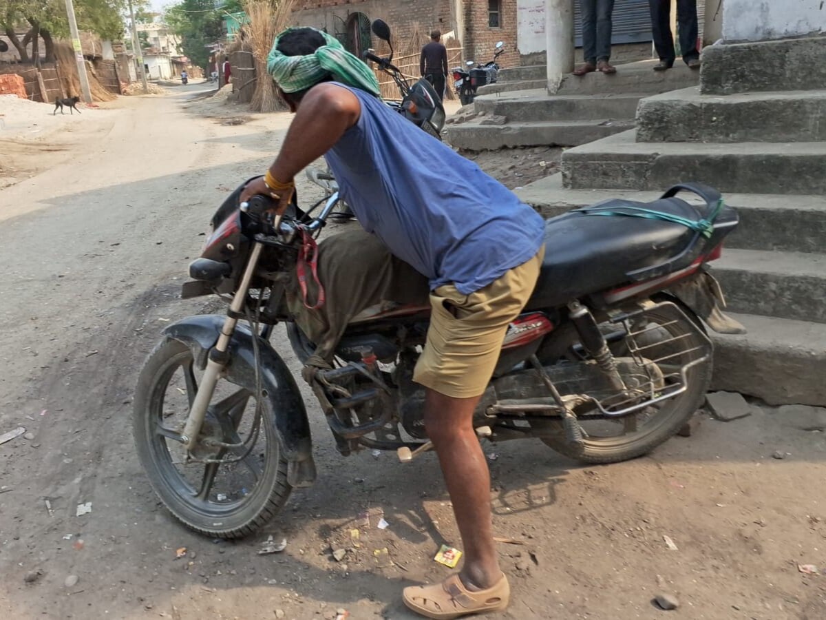 Devenchand Mahato divyang with one leg and one hand has become symbol ...