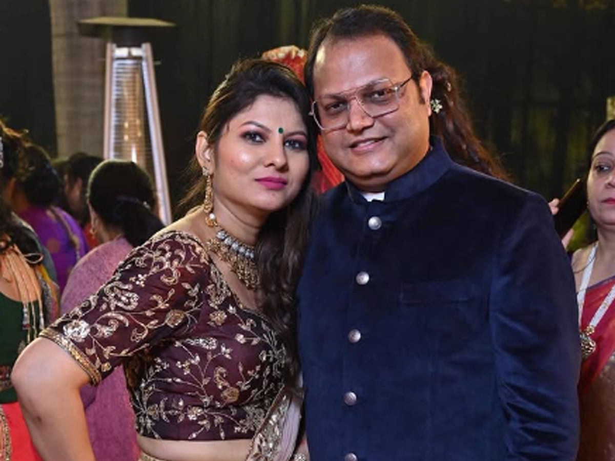 meet vibhu agarwal owner of ullu app and his wife megha agarwal know about income | ज‍िस 'उल्‍लू ...