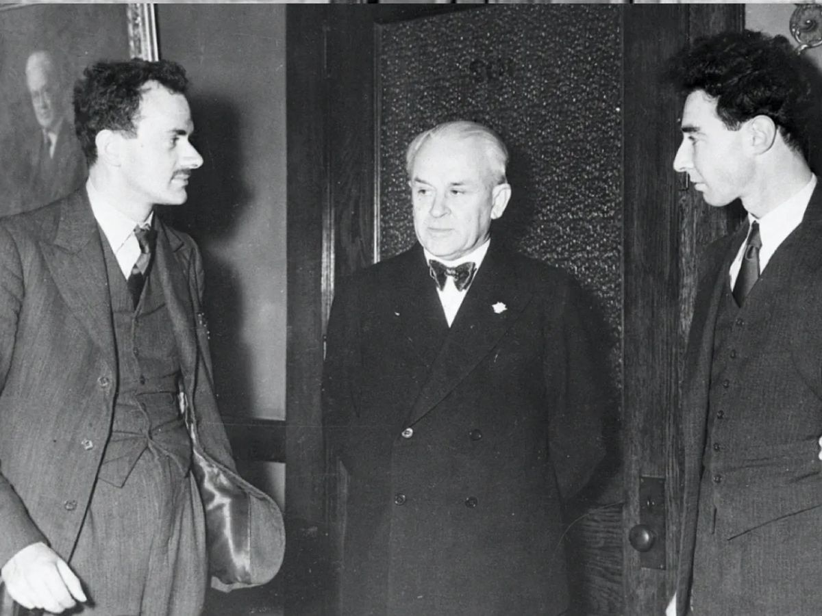 father of the atomic bomb J Robert Oppenheimer know USA Manhattan ...