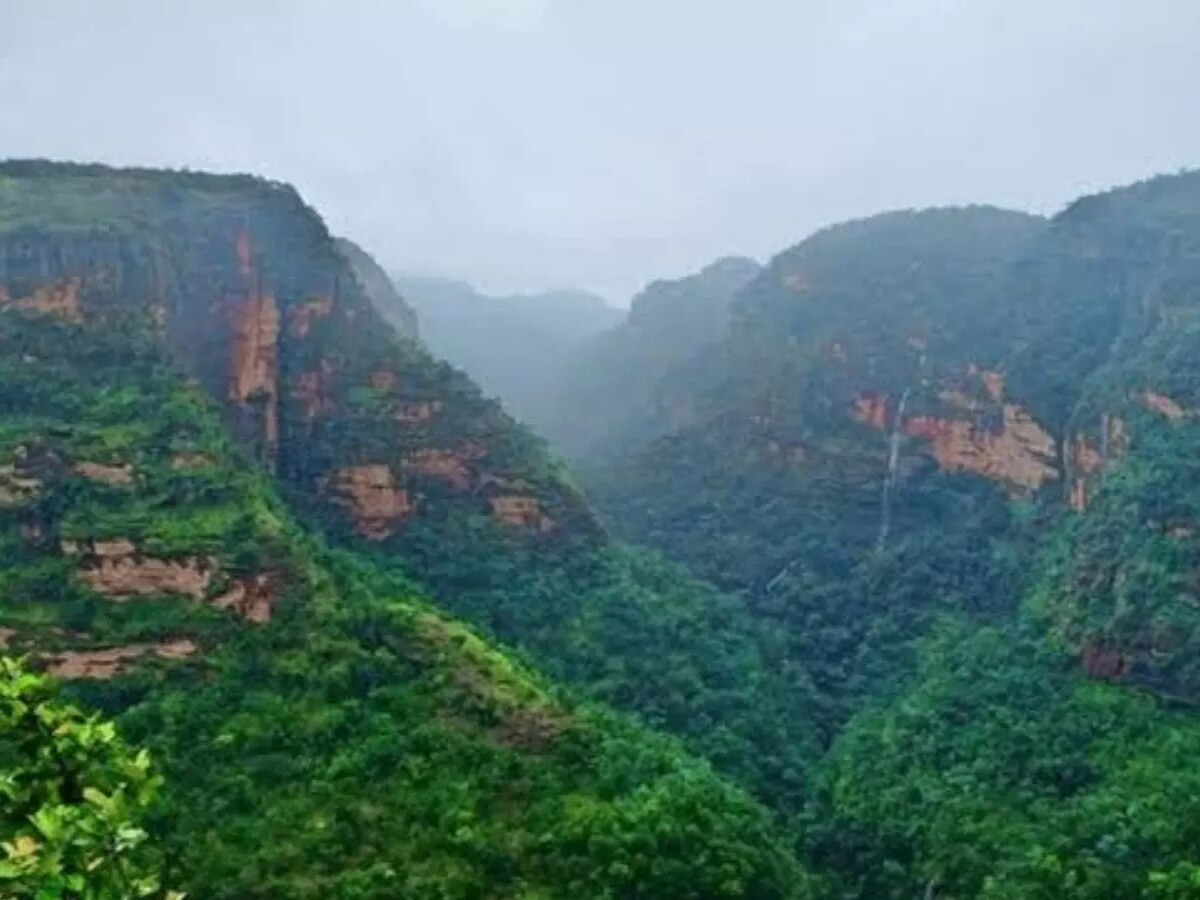 mp tourism beautiful places to visit in summer pachmarhi tamia ...