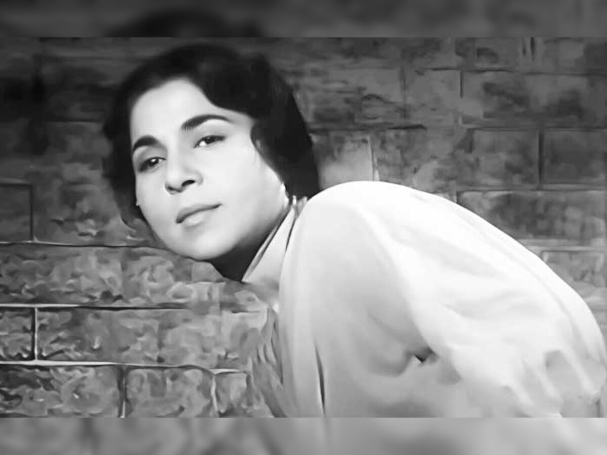 61 Years Old Bollywood Superhit Song Ab Tumhare Hawale Watan Sathiyo ...