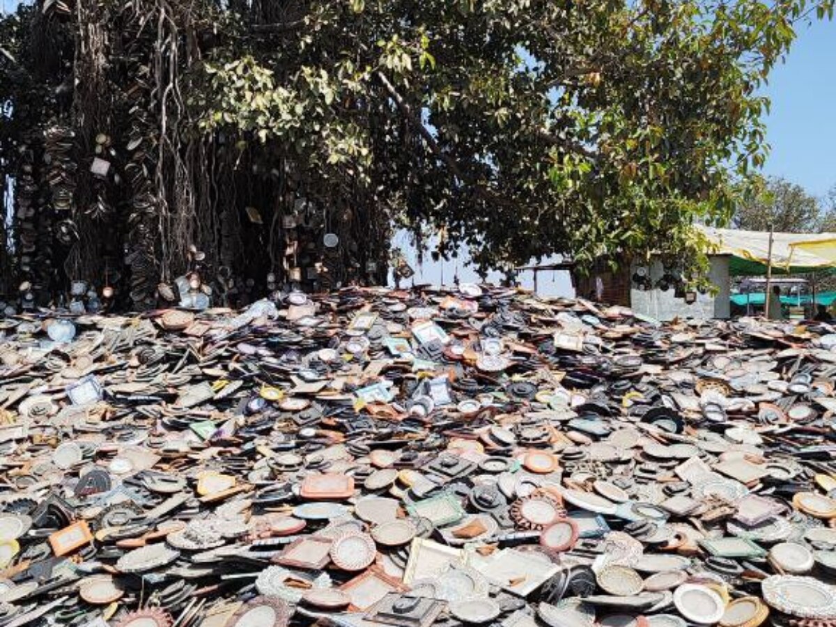 ujjain ghadi wale baba where devotees offer watches to sagas maharaj ...