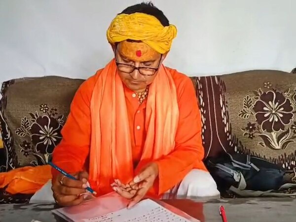 Pandit Dinesh Falahari Maharaj wrote letter in blood to CM Yogi ...