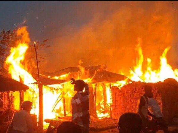 huge fire in Bagaha Kailash Nagar villagers themselves extinguished flame fire brigade did not ...