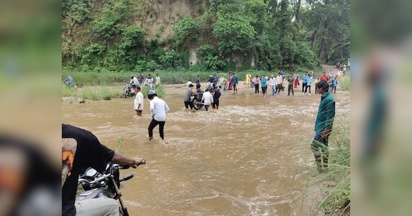 Bagaha monsoon first rain increased difficulties people got stuck in overflowing river life was ...