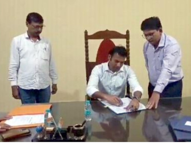 Who is IAS Arvind Chauhan Shamli DM sat on ground to listen 70 year old ...