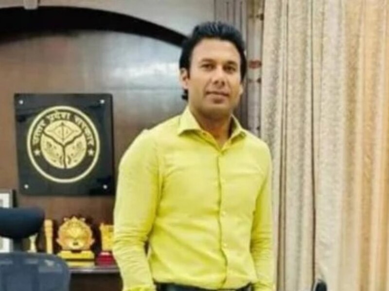 Who is IAS Arvind Chauhan Shamli DM sat on ground to listen 70 year old ...