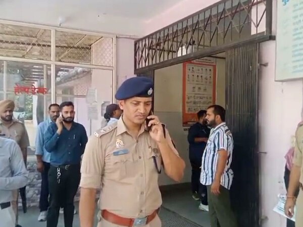 debt ridden family in Bijnor tried to end their lives by consuming poison | कमाने नहीं जाएंगे तो ...