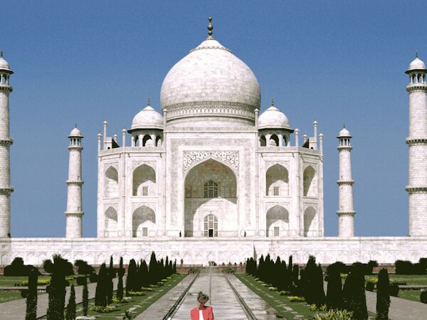 Car riders opened fire on police after being stopped near Taj Mahal in ...