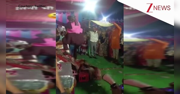 groom fells down before climbing on stage people said ruko zara bhai ...