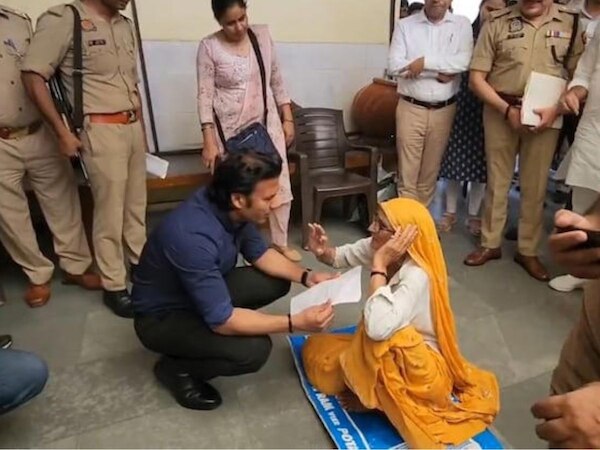 Shamli DM sat on ground to listen 70 year old woman problem No solution ...