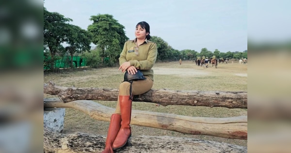 Who is dsp rishika singh viral lady police officer kanwariya foot ...