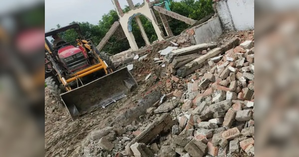 Bulldozer ran on Gadhiya masjid in tamkuhi raj Kushinagar | कुशीनगर की ...