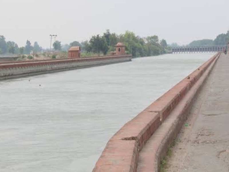 Have you ever seen that there is river flowing below and canal above ...