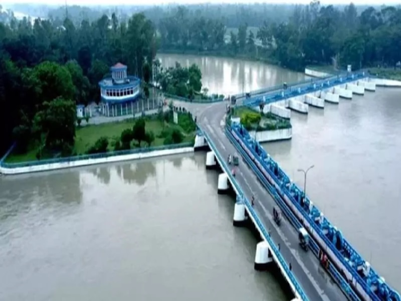 Have you ever seen that there is river flowing below and canal above ...