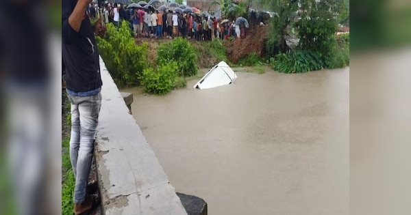Tragic accident in Gonda Bolero fell into the canal 11 people died due to drowning in water ...