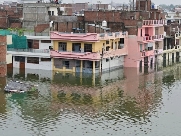 Flood havoc in Prayagraj more than 40 thousand population of Yamuna ...