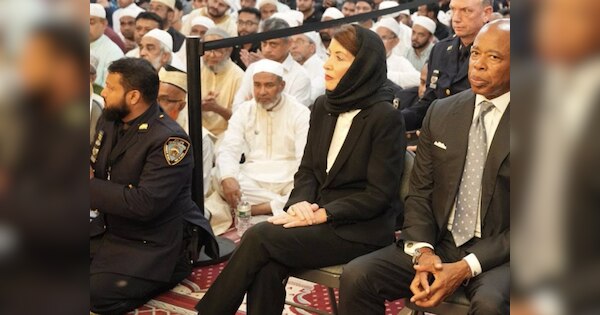 new york governor Kathy Hochul wearing scarf in muslim police officer ...