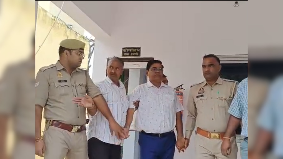 Anti corruption team arrested JE red handed while taking bribe of 50 ...