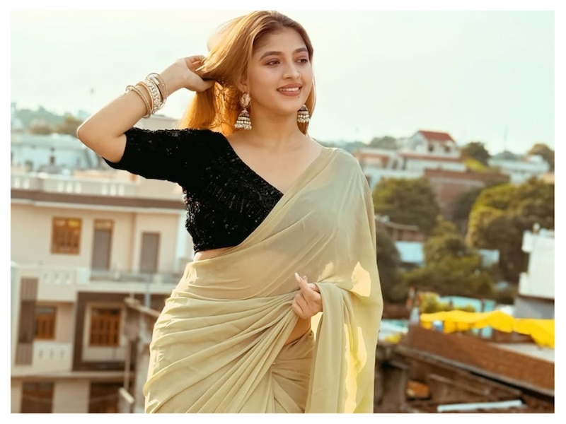 Bhojpuri actress Komal Singh in saree See photos | भोजपुरी एक्ट्रेस ...