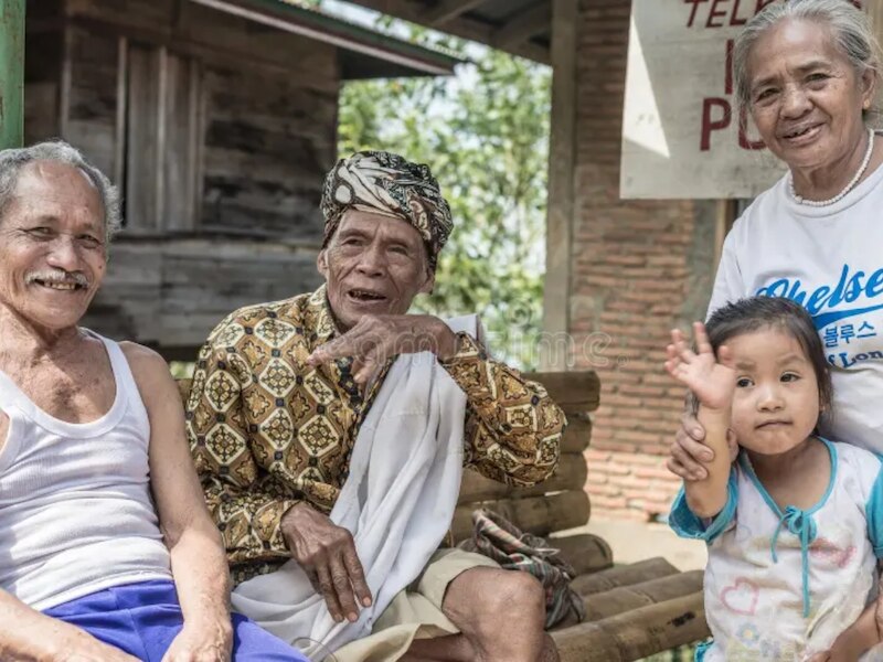 Dani tribe in Papua province Indonesia spend night 250 year old dead ...