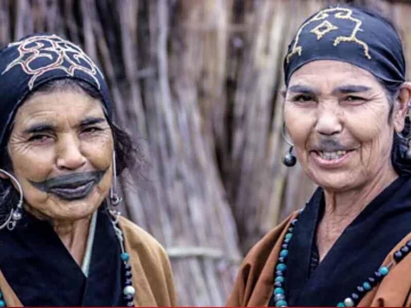 Weird Tribes worship animal not god work with the bones of their ancestors | औरतें शादी के बाद ...