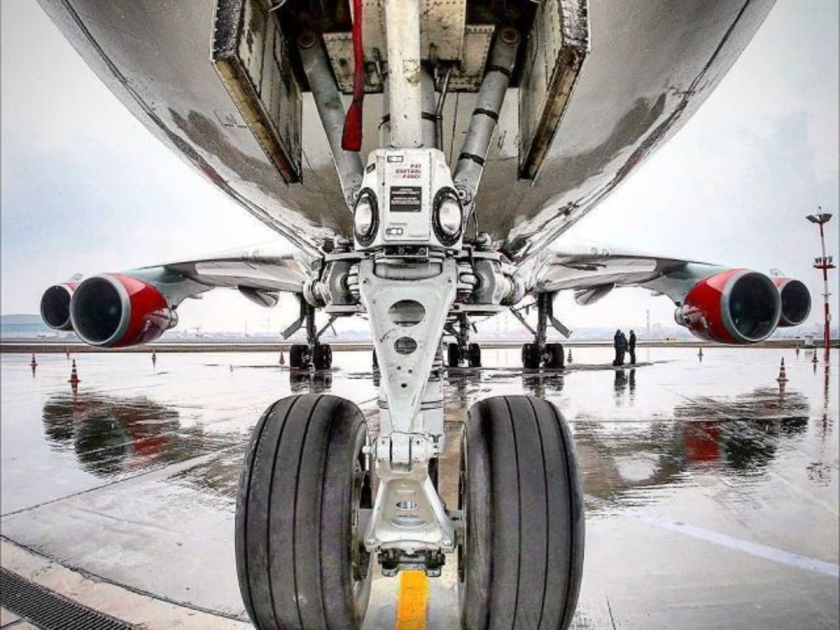 airplane landing gear types hydraulic system compartment safety dangers ...