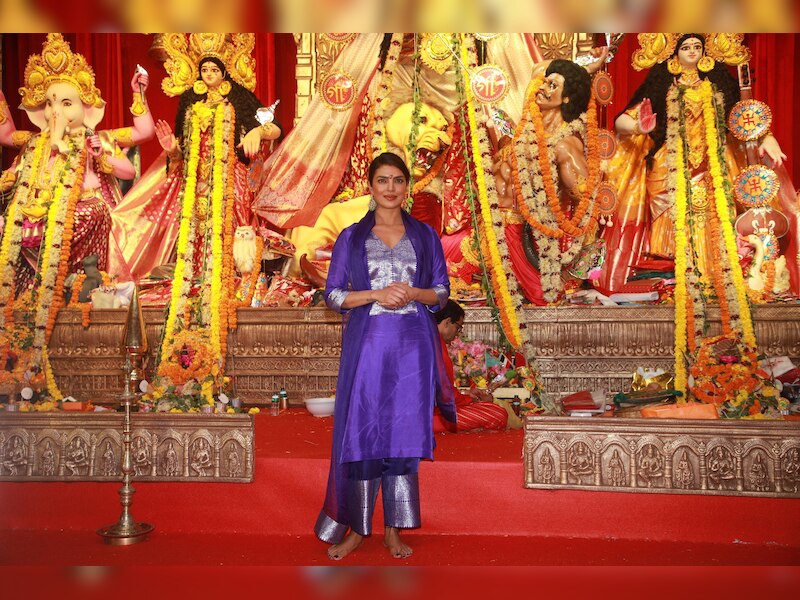 43 Year old Priyanka Chopra arrives at Durga Puja in ethnic look flaunts her maang sindoor see ...