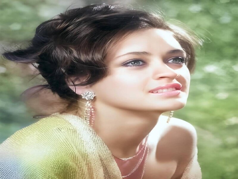 Nafisa Ali in Stage Four Cancer She has been an actress model and swimmer/ जवानी में सोनिया ...