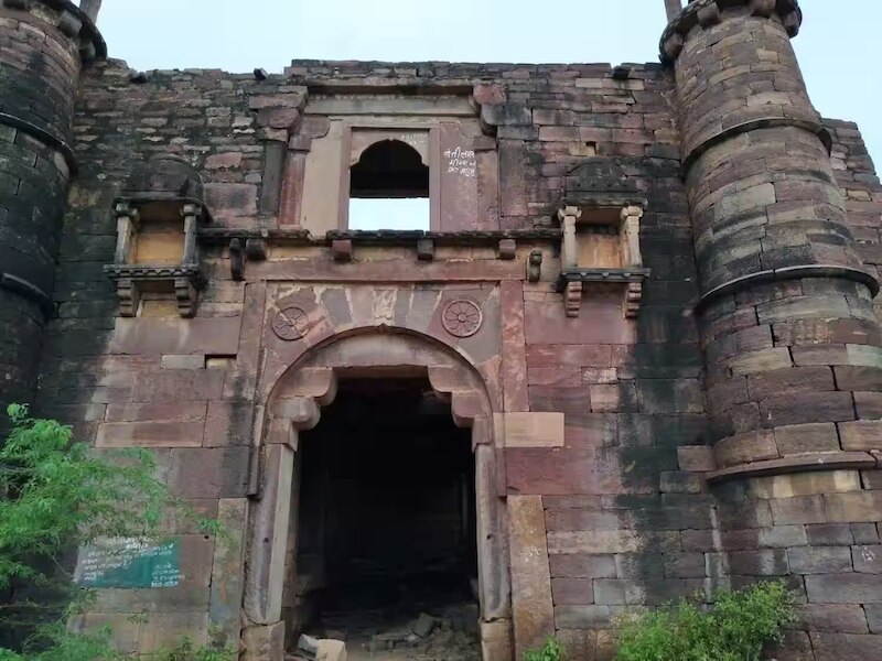 most haunted place of shivpuri mysterious pohri fort is known for ghost ...