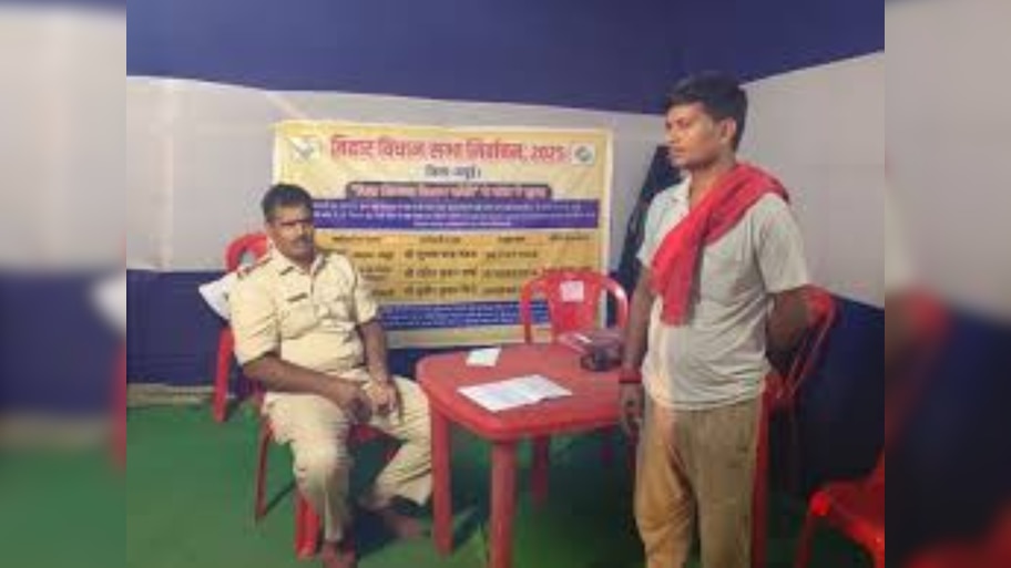 Jamui News Video of extortion Hiva driver goes viral 4 policemen ...