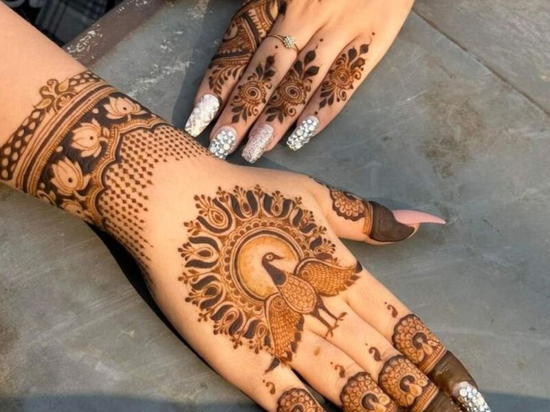 5 latest simple mehndi designs are best to apply on hands for Tulsi ...