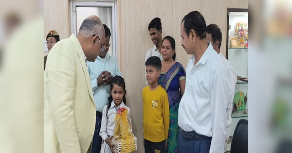 kanpur dm jitendra pratap singh celebrated the birthday of a girl kirti ...