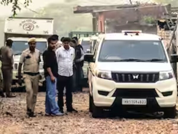 UP ATS detained doctor shaheen shahid brother parvez Ansari after delhi blast | आतंकी मॉड्यूल ...