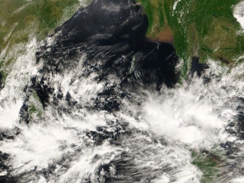 Rain Alert: ମାଡି଼ ଆସୁଛି ବାତ୍ୟା! ଏହିସବୁ ଜିଲ୍ଲାରେ ହେବ ଭୀଷଣ ବର୍ଷା ସହ ୭୦ କିମି ବେଗରେ ବହିବ ପବନ...