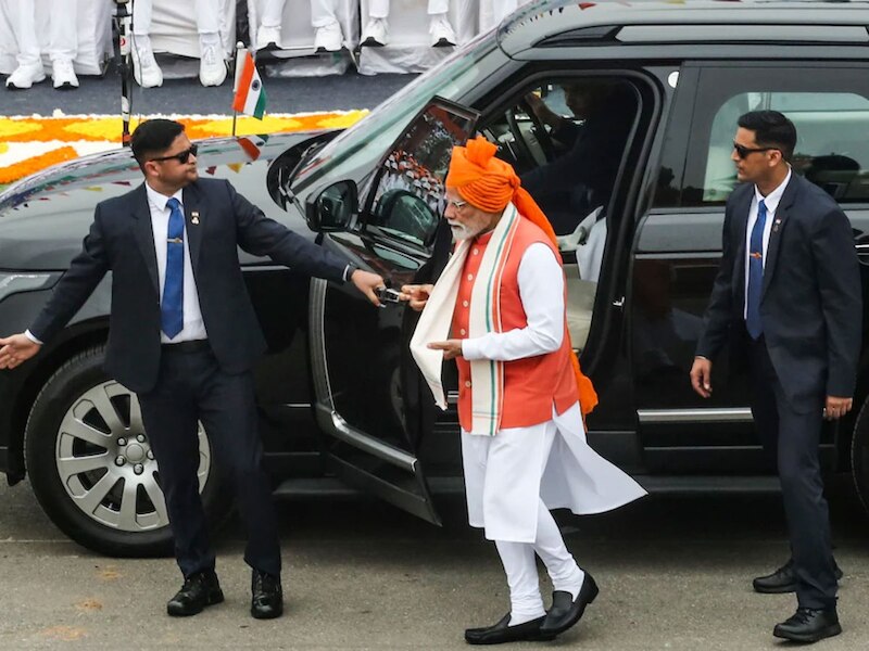 do you know what pm modi spg commandos carry, black suit-glass ...