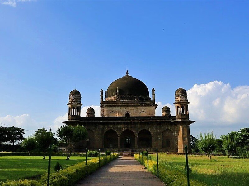 do you know where is the black taj mahal located 800km from agra uncovering its builder and its ...