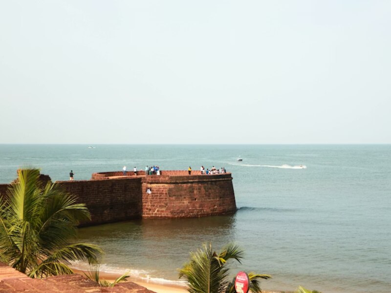 Chapora fort parra road to dudhsagar fall famous flim locations in goa ...