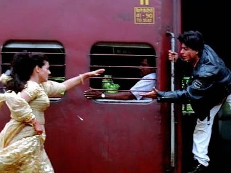dilwale dulhania le jayenge iconic train scene still fan loved kajol ...