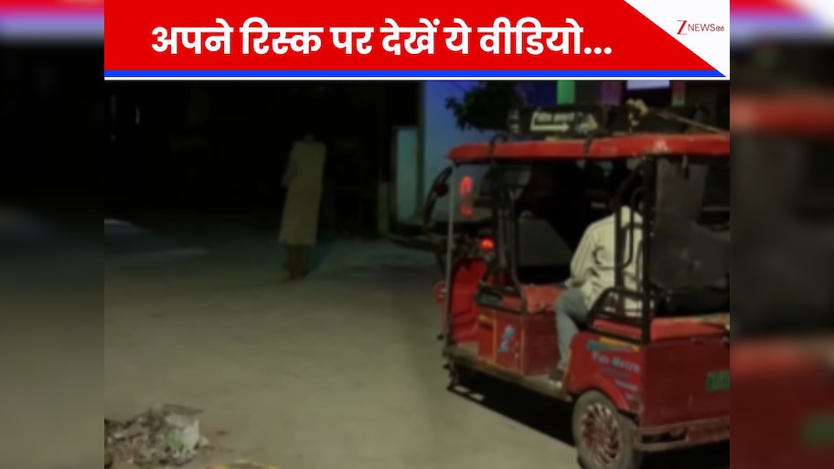 ghost prank at midnight passenger to jump off the rickshaw and run away ...