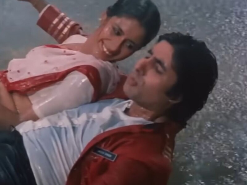 44 Years Old Amitabh Bachchan Smita Patil Most Romantic Rain Dance Aaj ...