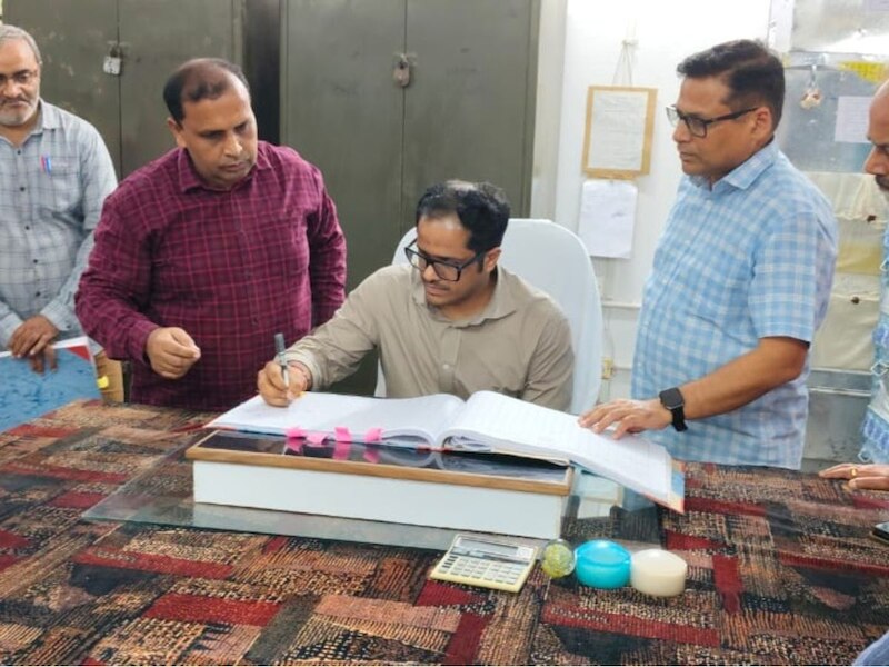 IAS Pulkit Garg : योगी का ये IAS अफसर बना मिसाल! आंगनबाड़ी में कराया ...