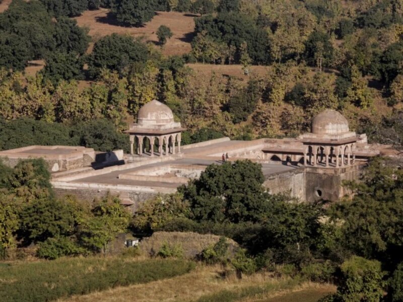 700 साल पुराना अनोखा किला, आधा नदी में और आधा जमीन के नीचे, यहां छिपा ...