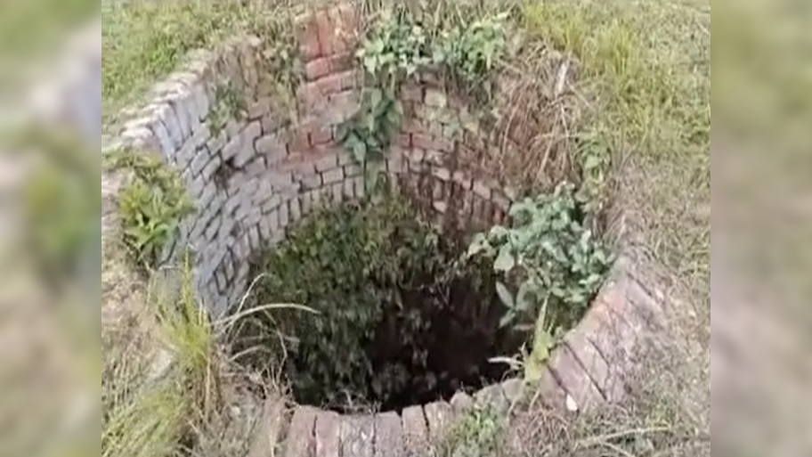 Minor Girl Murdered Body Thrown into Well Gang Rape Suspected | घसीटकर ...