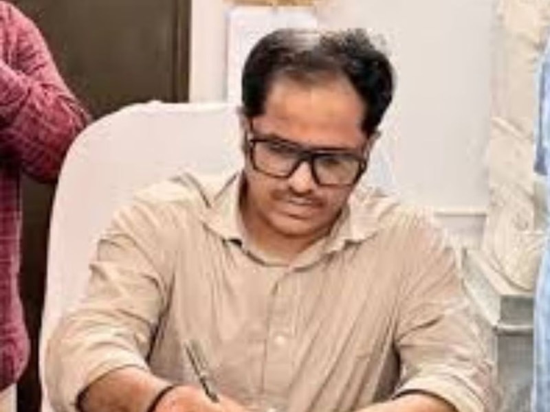 IAS Pulkit Garg: कौन हैं IAS पुलकित गर्ग? जिनकी सादगी के मुरीद हुए सीएम ...