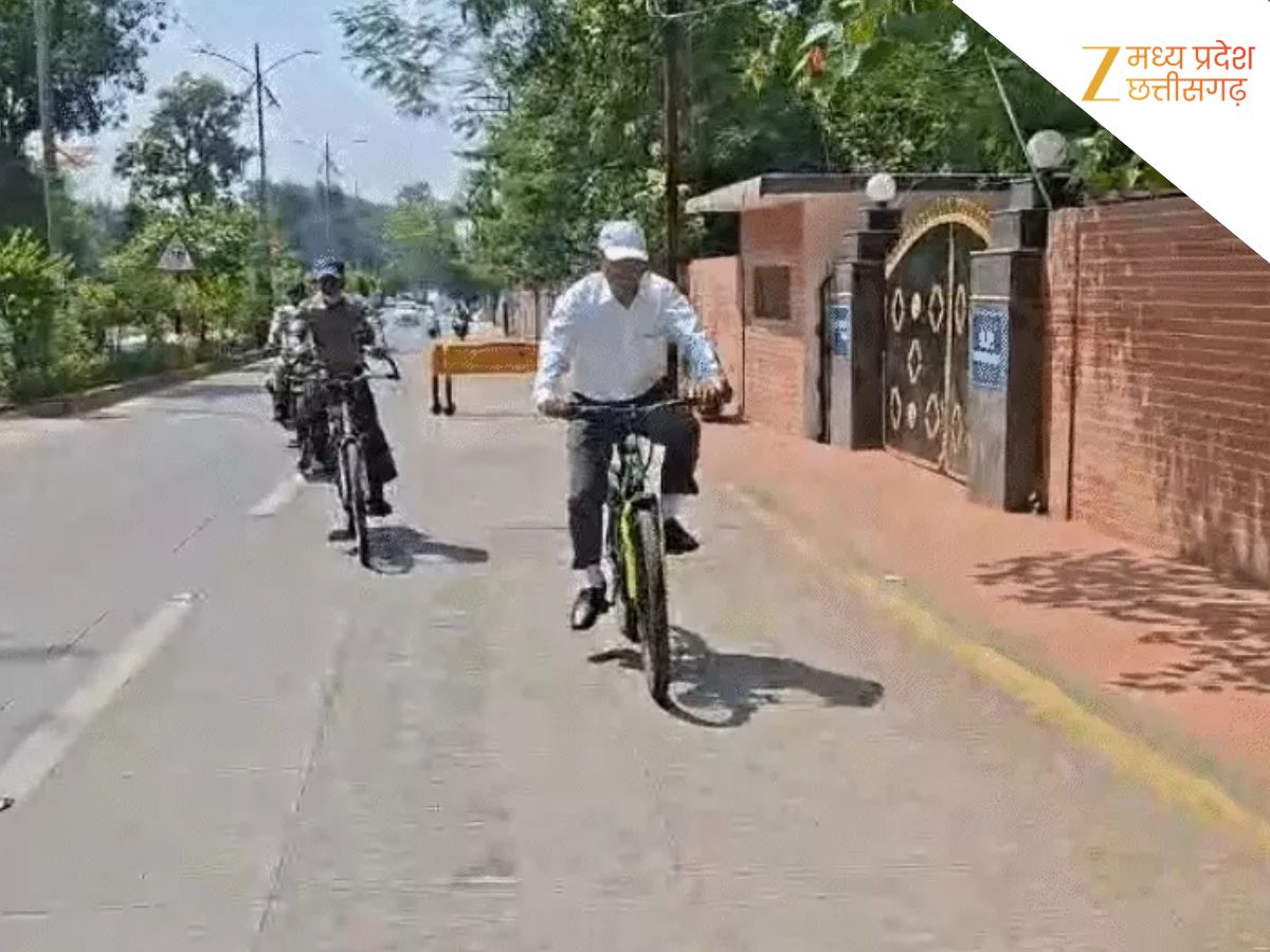 Jabalpur High Court Justice DD Bansal arrived at court on bicycle ...