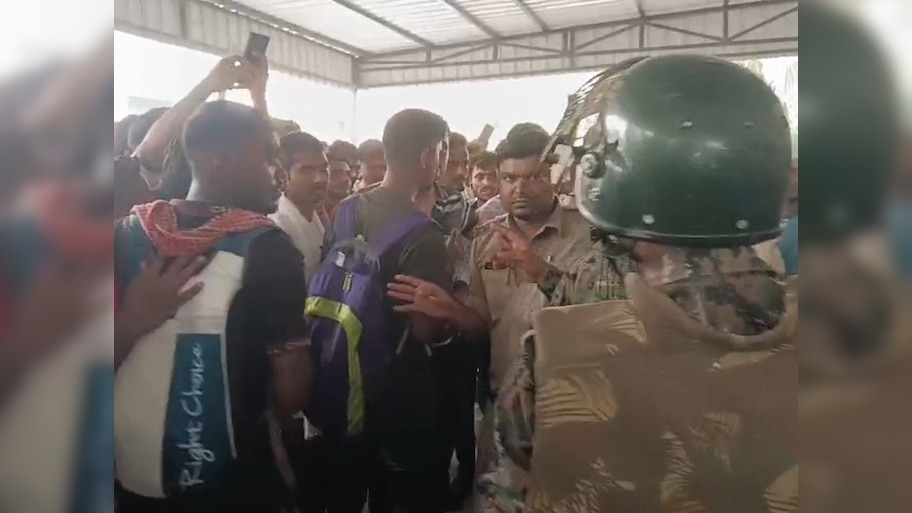 मुजफ्फरपुर में SSC GD परीक्षा रद्द होते ही फूटा छात्रों का गुस्सा ...